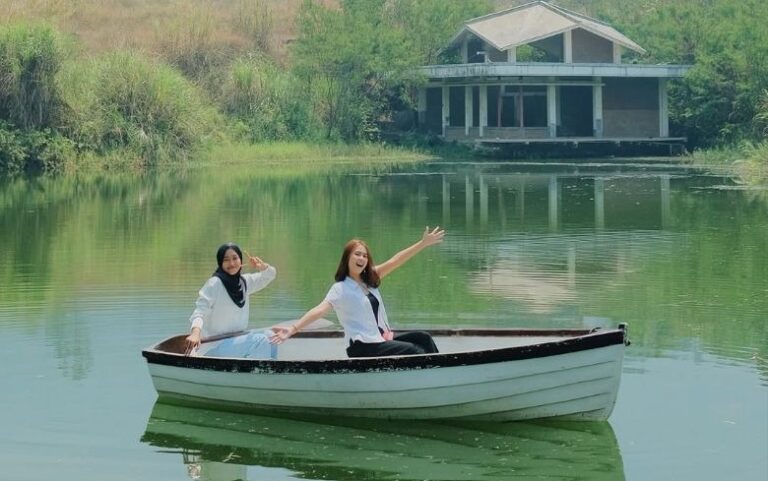 Balong Cafe Rancabango Garut: Paduan Romantis Danau Kecil dan Panorama ...